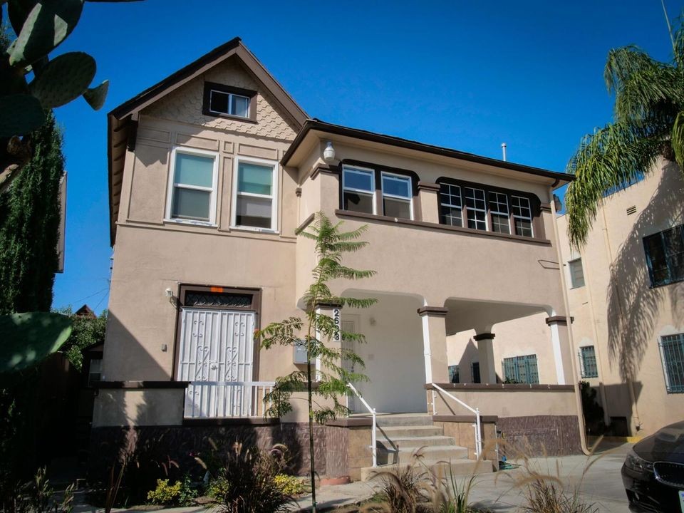 2633 Monmouth Ave - 2633 Monmouth Avenue Los Angeles, CA 90007