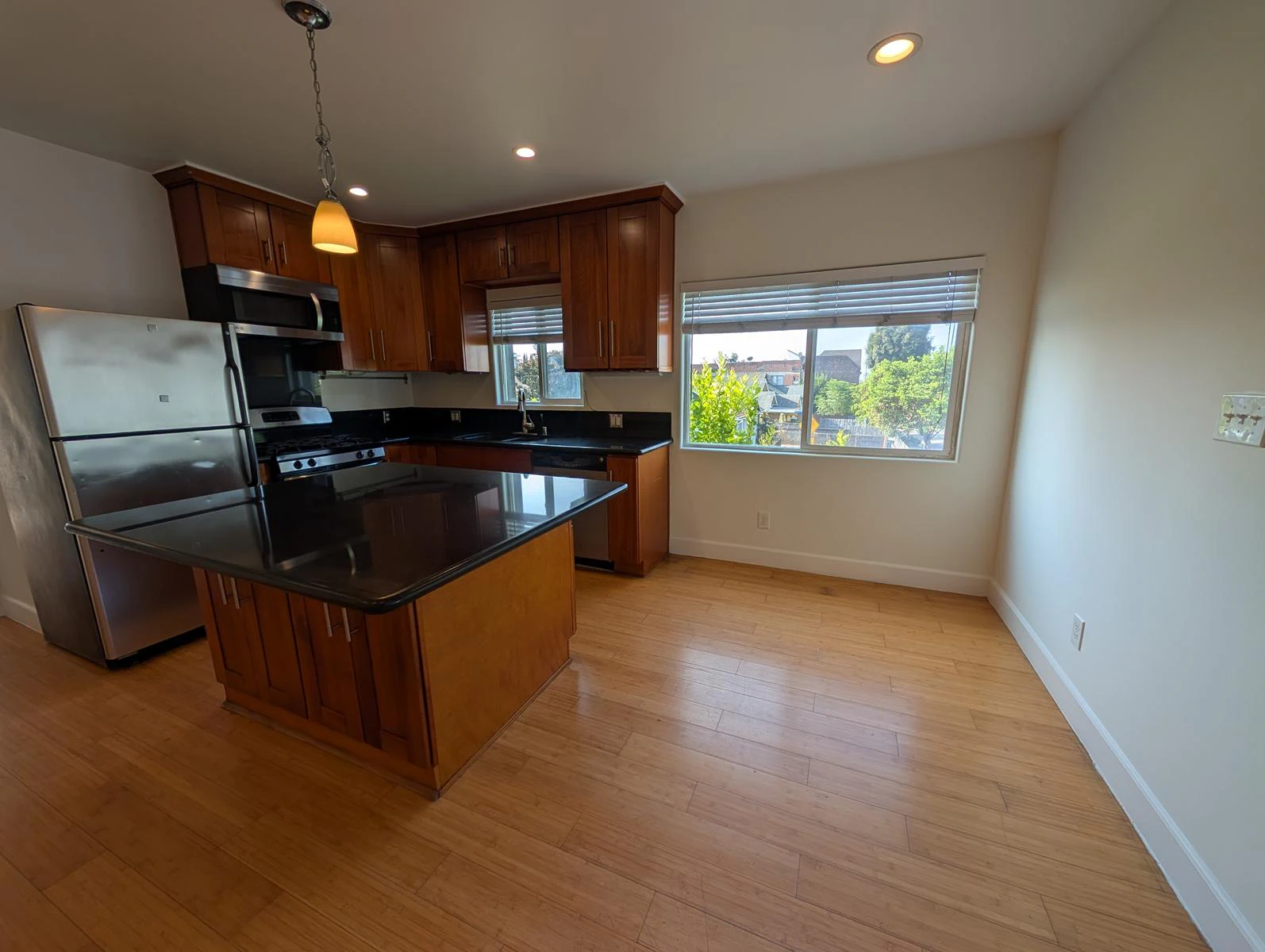 For Rent: 1010 N Wilton Pl Los Angeles, CA 90038 - 2 beds, Rent: $2,395